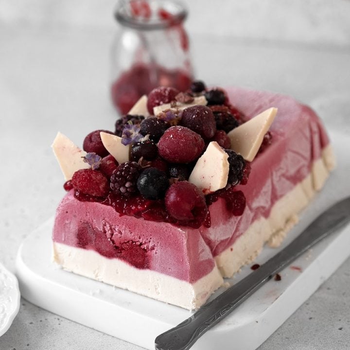 Bûche glaçée vegan aux fruits rouges et chocolat blanc - Healthy Alie
