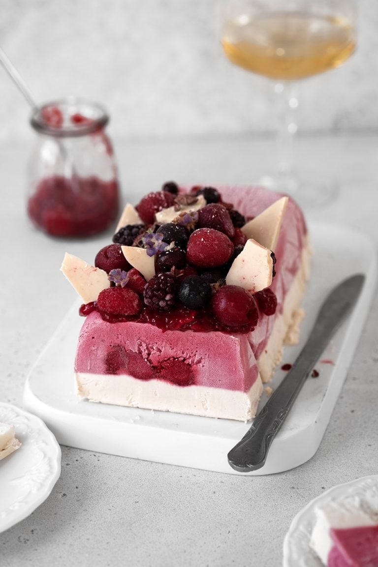 Bûche glaçée vegan aux fruits rouges et chocolat blanc - Healthy Alie