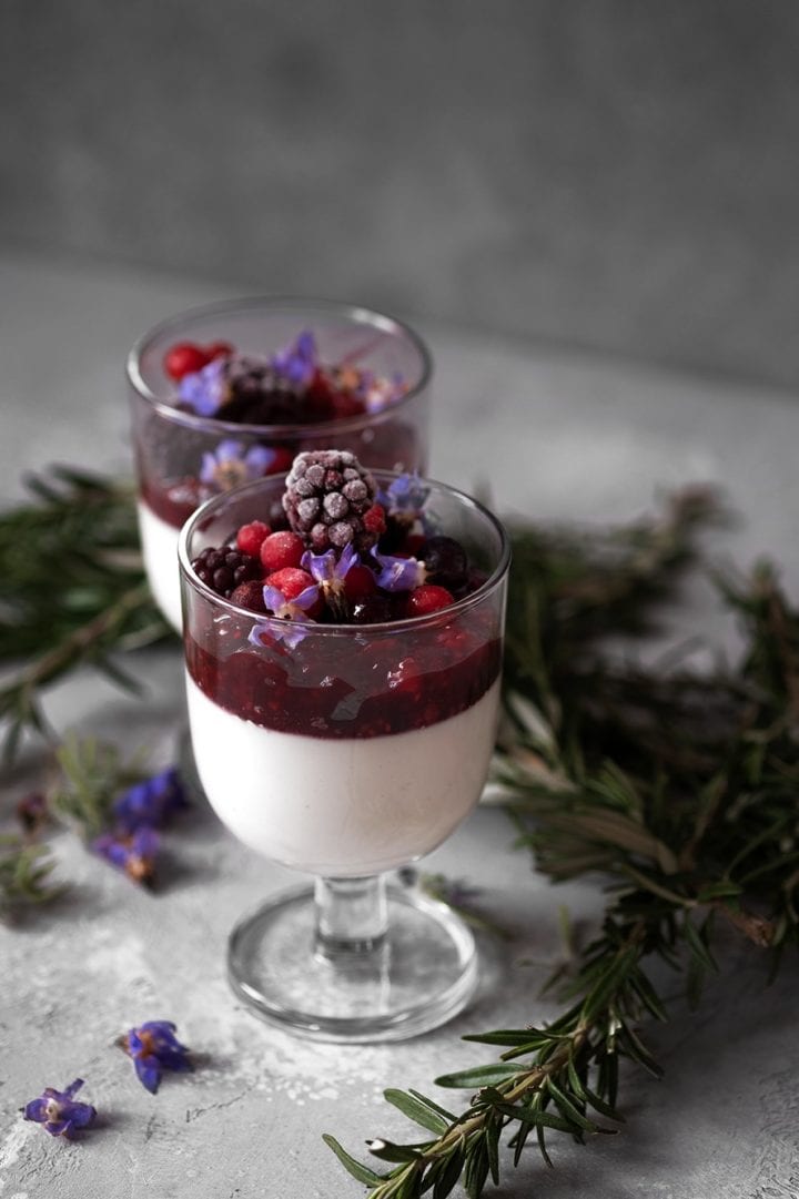Panna cotta vegan coco, fruits rouges et tonka - Healthy Alie