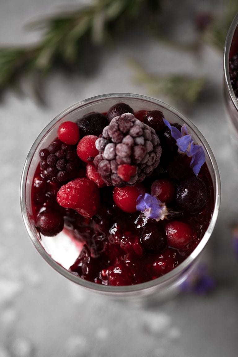 Panna cotta vegan coco, fruits rouges et tonka - Healthy Alie