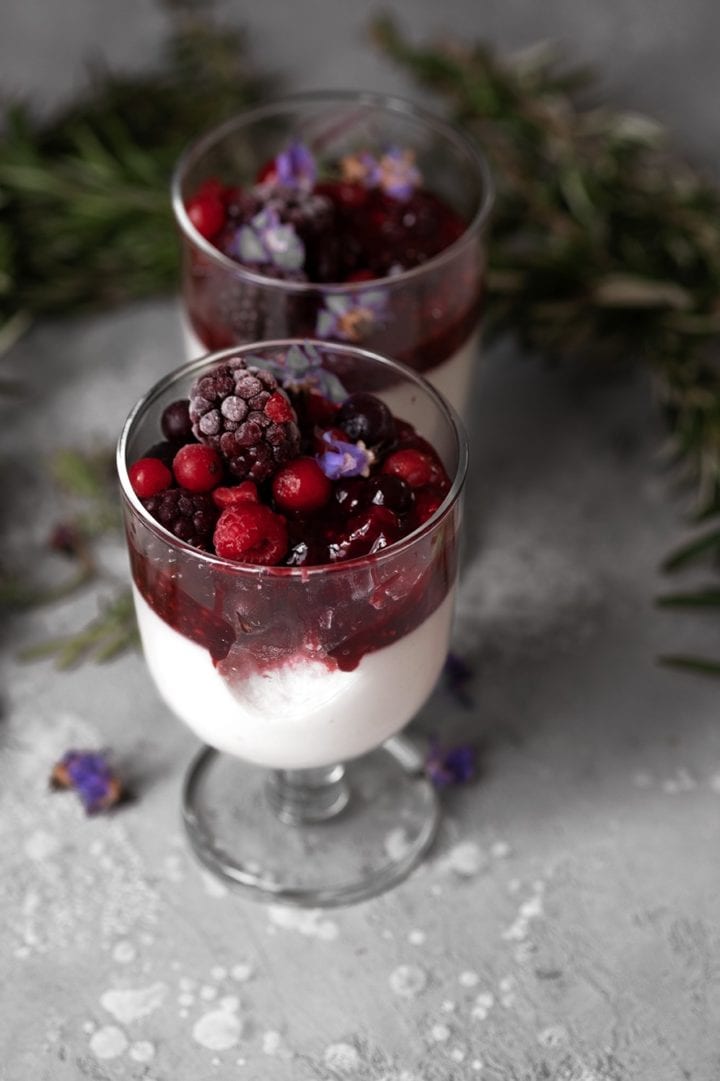 Panna cotta vegan coco, fruits rouges et tonka - Healthy Alie