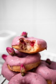 Donuts vegan aux fruits rouges et au chocolat blanc - Healthy Alie