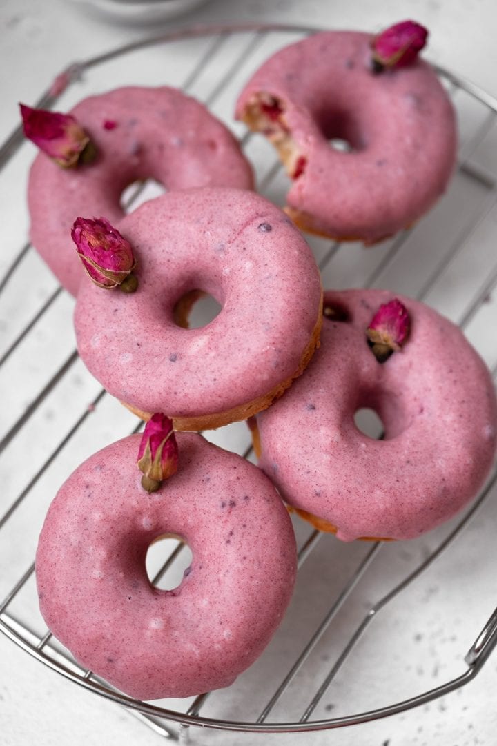 Donuts vegan aux fruits rouges et au chocolat blanc - Healthy Alie